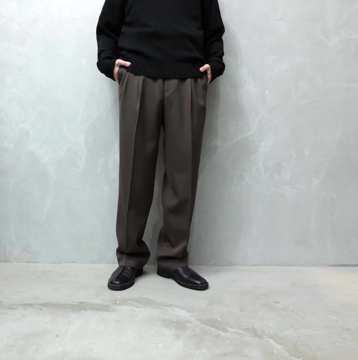 AURALEE 「LIGHT WOOL MAX GABARDINE TWO-TUCK SLACKS / DARK BROWN」 – SISTER