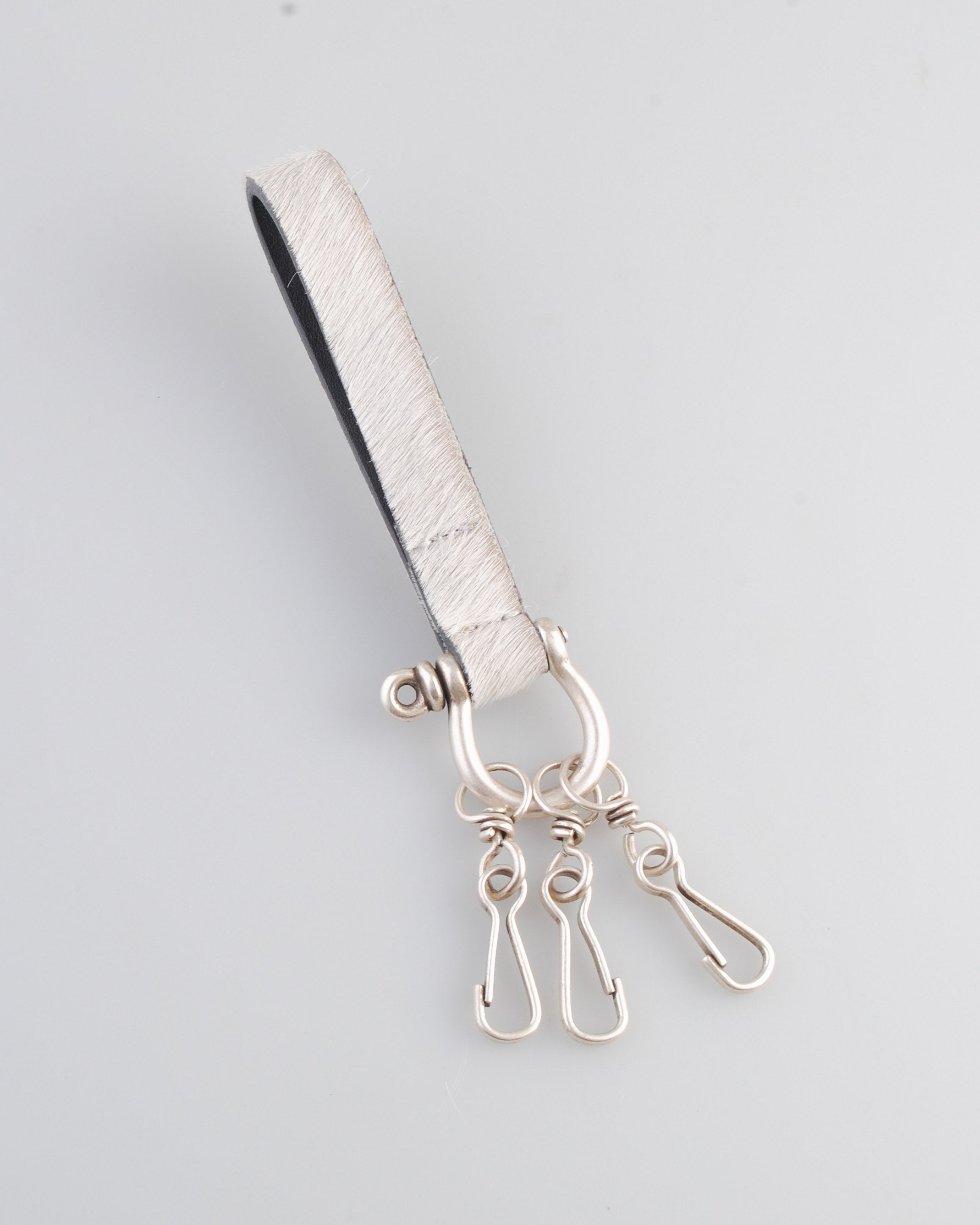 MOLEBO「M2463 - WHITE COW HAIR KEYCHAIN」 – SISTER